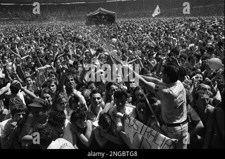 LIVE AID crowd at Wembley Stadium in 1985 Stock Photo - Alamy