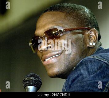 Welterweight boxing champion Cory Spinks autographs a poster during ...