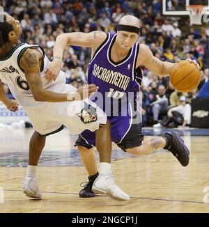Minnesota Timberwolves guard Troy Hudson passes Los Angeles forward ...