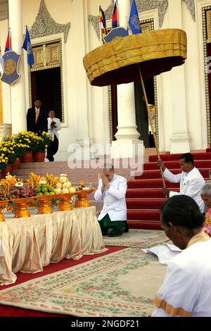 Cambodian King Norodom Sihamoni offers respect as Prime Minister Hun ...