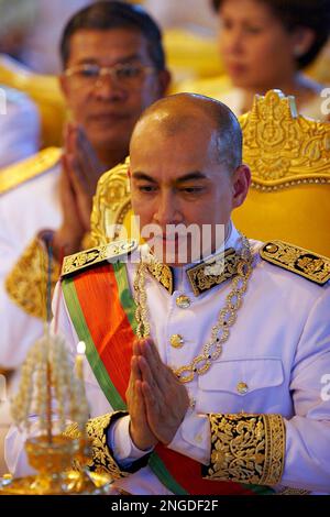 Cambodian King Norodom Sihamoni offers respect as Prime Minister Hun ...