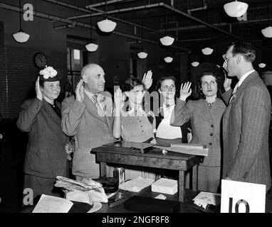 ALIENS IN THE FAMILY, (from left): Margaret Trigg, Spit, Paige Tiffany ...