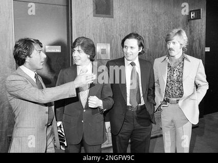 ALL THE PRESIDENT'S MEN, from left: Robert Redford, Dustin Hoffman ...