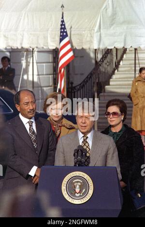 Jimmy Carter, Rosalynn Carter, Anwar Sadat, Mrs. Begin and Menahem ...