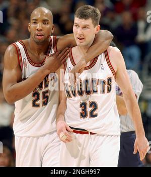 Denver Nuggets' Zendon Hamilton, center, steals the ball from Los ...