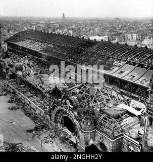 Cologne, Germany 1945 American troops escort captured German soldiers ...