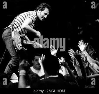 BRUCE SPRINGSTEEN IN CONCERT, THE MEADOWLANDS, EAST RUTHERFORD, NJ 08 ...