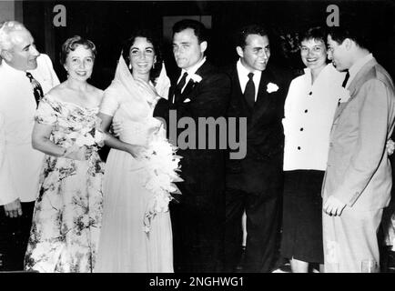 FILM PRODUCER MIKE TODD WITH HIS WIFE ELIZABETH TAYLOR Stock Photo - Alamy