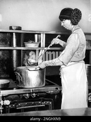 THE GREAT DEPRESSION - A New York soup kitchen in the 1930s Stock Photo ...