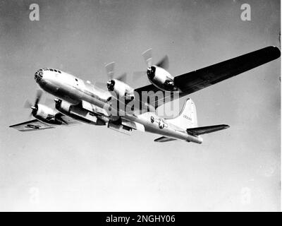 Bomb bay with doors open on an Avro Vulcan bomber number XL318 / AVRO ...