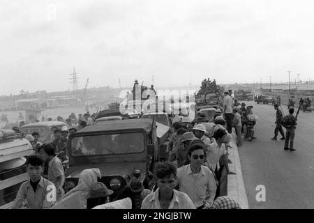 Vietnam: South Vietnamese refugees fleeing the communist conquest of ...