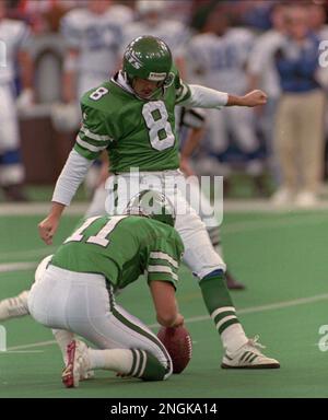 New York Jets placekicker Nick Folk (2) kicks a field goal against the ...