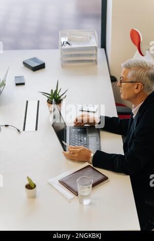 boss, explaining business to the team the company's new strategy Stock ...