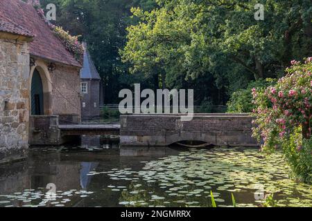 Drawbridge and gatehouse moated castle Haus Welbergen Stock Photo - Alamy