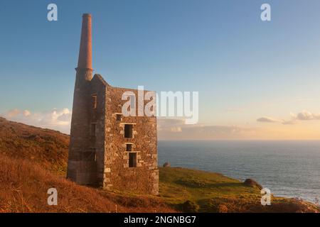 Golden hour at Wheal Prosper, Rinsey, Cornwall Stock Photo - Alamy