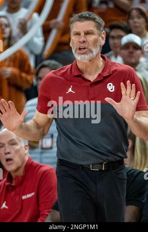 Oklahoma head coach Porter Moser speaks to the media during Big 12 NCAA ...