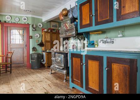 Antique 1915 Belanger Royal wood-burning cooking stove and pinewood ...