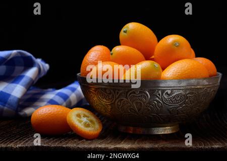 Kumquat, fruit in peel, citrus fruit Stock Photo - Alamy
