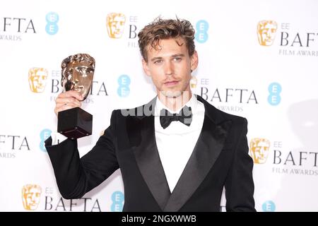 Austin Butler poses with the award for Leading Actor in the press room ...