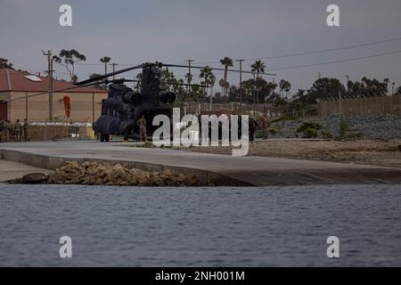A U.S. Army MH-47 Chinook helicopter with 160th Special Operations ...