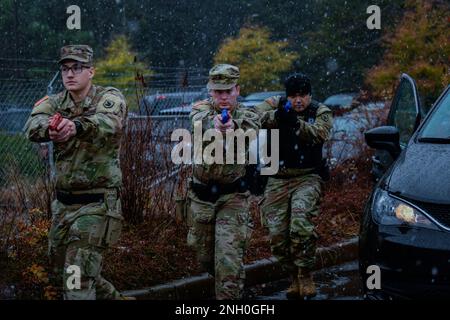 Washington National Guard Soldiers with the 506th Military Police ...
