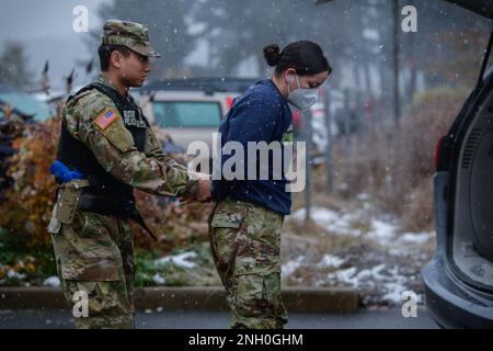 Washington National Guard Soldiers with the 506th Military Police ...