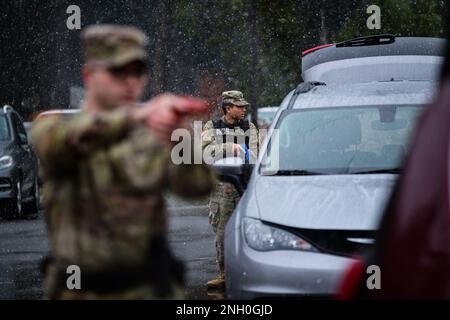 Washington National Guard Soldiers with the 506th Military Police ...