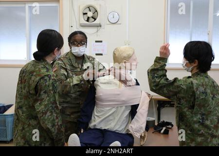 Members of the 1984th United States Army Hospital Detachment instruct ...