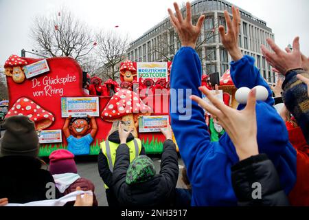 Crowds of many masked revelers cheer the Rose Monday parade in ...