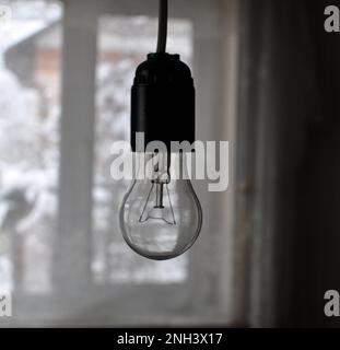 Due to the lack of electricity supply, the light bulb does not light up ...