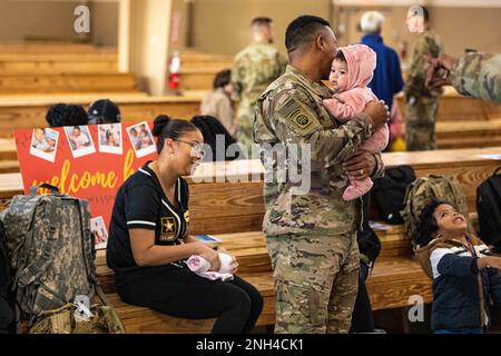 Soldiers assigned to 330th Movement Control Battalion arrive at Fort ...