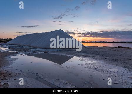 Sunset over the heaps of salt, salt pans of Trapani Stock Photo - Alamy