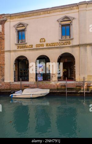 no entry sign reflected in pool of water Stock Photo - Alamy