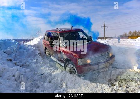 A "Range Rover 4x4" SUV is actively driving on a snowy mountain in ...