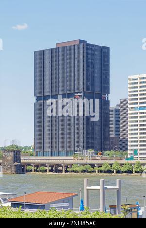 Pittsburgh Downtown: The dark gray anodized aluminum and glass curtain ...