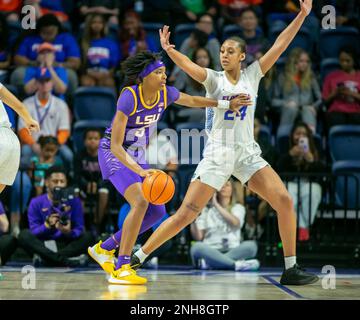 Florida center Ra Shaya Kyle (24) looks to pass the ball against South ...