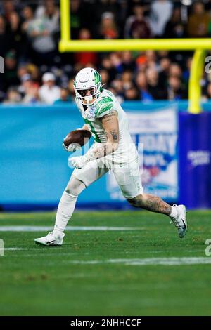 Oregon tight end Terrance Ferguson (3) runs after a catch as California ...
