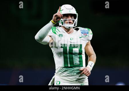 Oregon Ducks quarterback Bo Nix (10) warms up prior to a college ...
