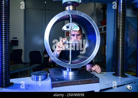 Manuel Vazquez, force lab lead technician of Naval Surface Warfare ...