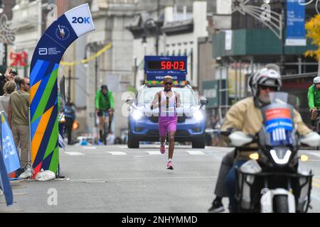 Men's elite runner Daniel do Nascimento crosses the 20k mark at the ...