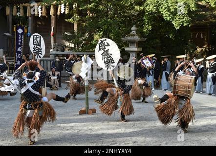 One of Furyu Odori "Kannougaku" is dedicated at Otomi Shrine in Buzen ...