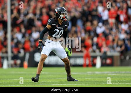 Cincinnati linebacker Deshawn Pace (20) plays during an NCAA college ...