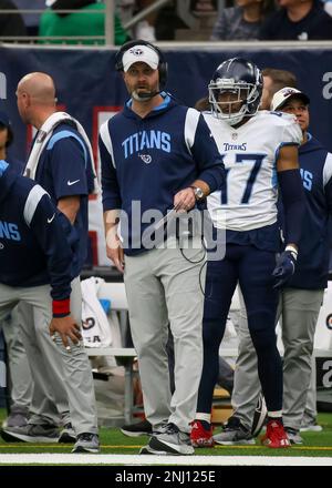 Tennessee Titans defensive coordinator Shane Bowen, left, talks with ...