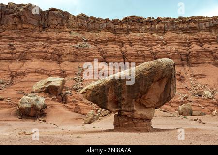 A Balanced Boulder, Vermilion Cliffs National Monument Stock Photo - Alamy