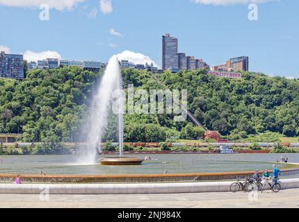 Pittsburgh Golden Triangle: Computer-controlled fountain at Point State ...