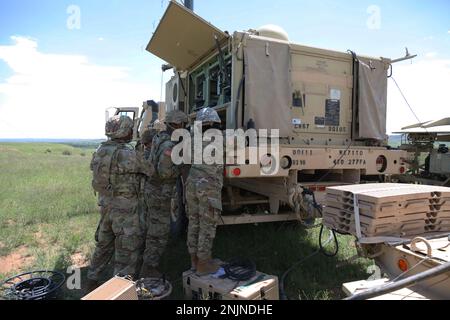 Signal Soldiers with Headquarters and Headquarters Company, 2nd ...