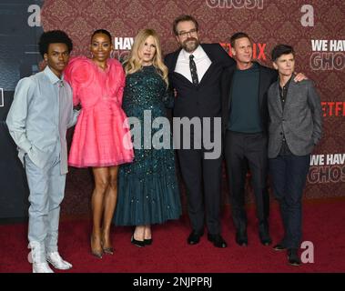 WE HAVE A GHOST (2023) JENNIFER COOLIDGE CHRISTOPHER LANDON (DIR) NETFLIX/MOVIESTORE COLLECTION ...