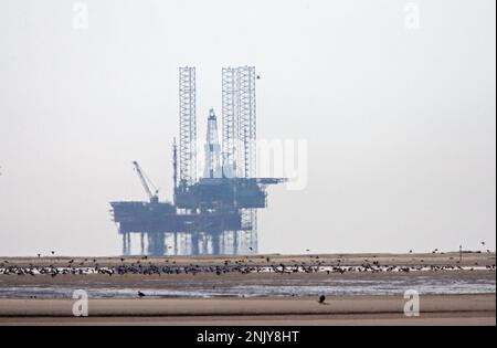 Olieplatform in de Waddenzee; Oilrig in the Waddensea Stock Photo - Alamy