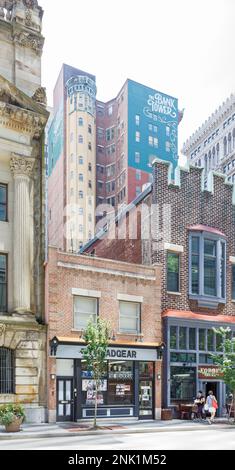 Pittsburgh Downtown: The yellow tower of landmark The Bank Tower office ...