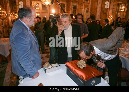 SALE OF WHITE TRUFFLE AT AUCTION IN PARIS Stock Photo - Alamy